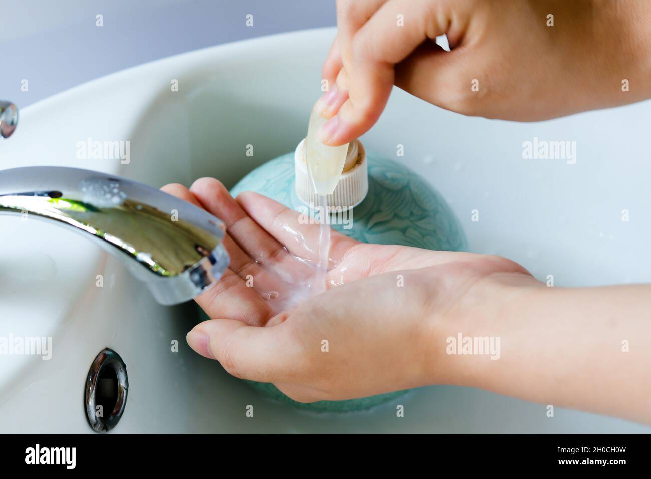 Hotel hand wash sink hi-res stock photography and images - Alamy