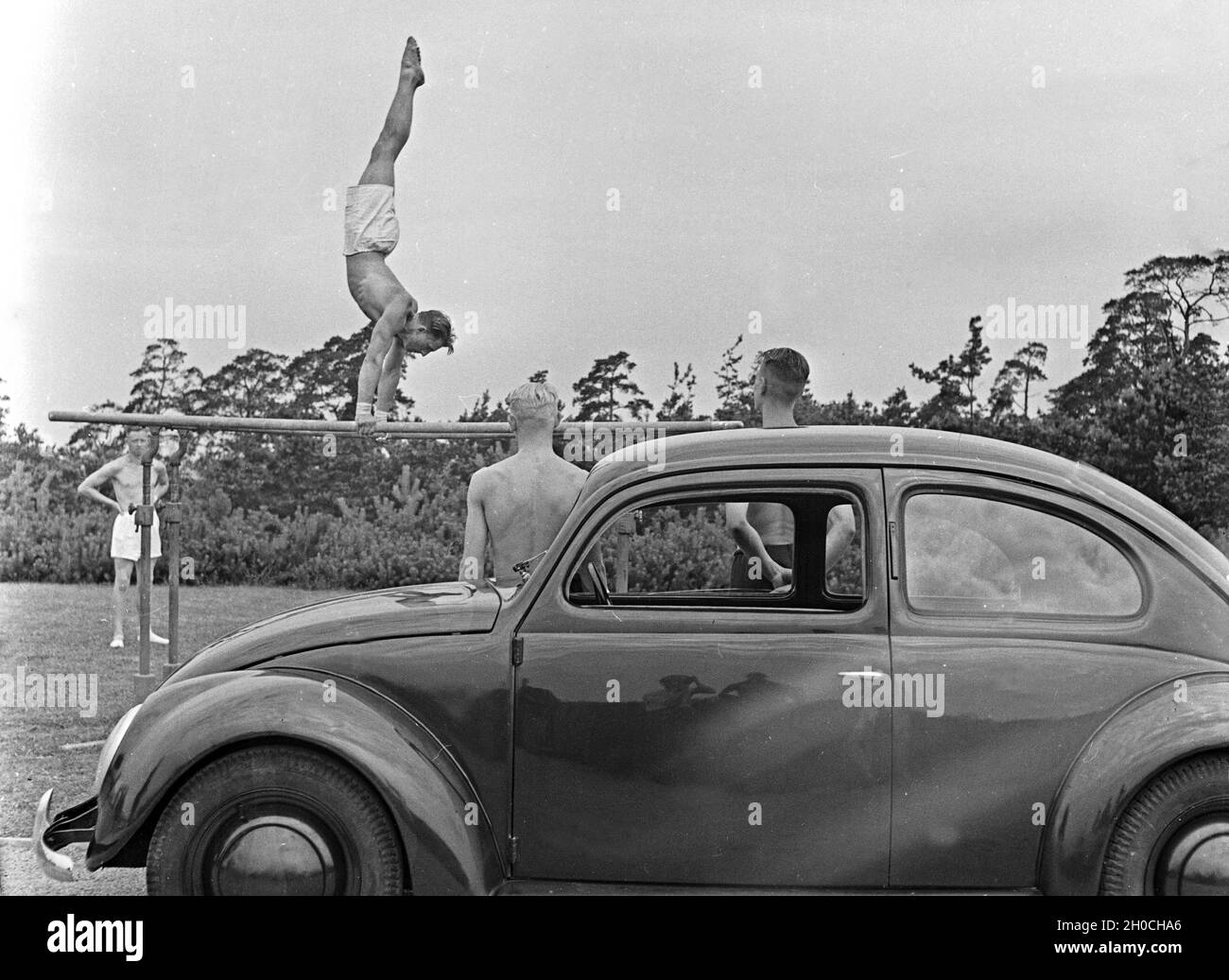 Unterwegs mit dem KdF-Wagen, dem Volkswagen Käfer, Deutschland 1930er ...