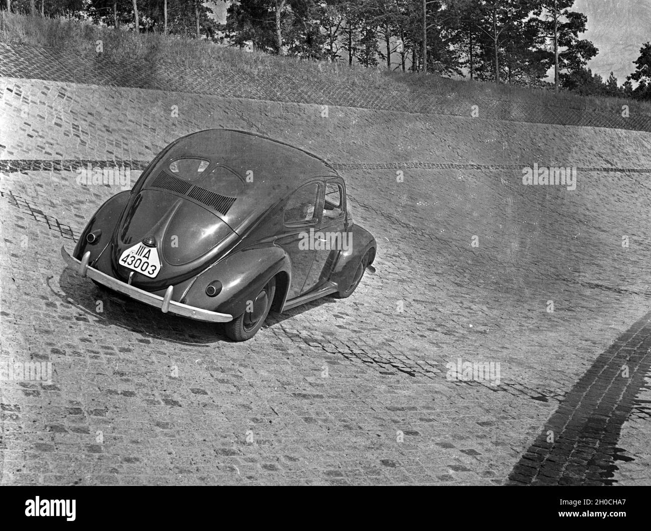 Unterwegs mit dem KdF-Wagen, dem Volkswagen Käfer, Deutschland 1930er ...