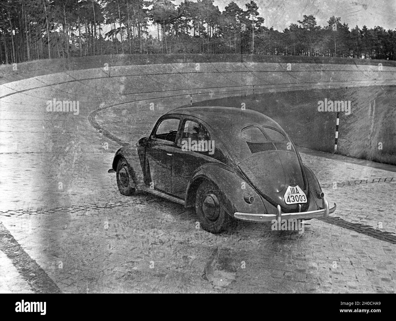 Unterwegs mit dem KdF-Wagen, dem Volkswagen Käfer, Deutschland 1930er ...