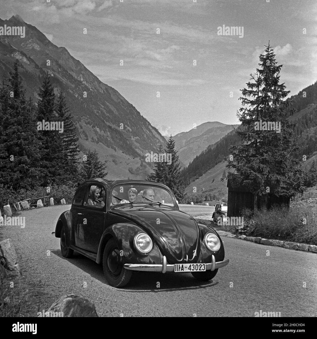 Unterwegs mit dem KdF-Wagen, dem Volkswagen Käfer, Deutschland 1930er ...