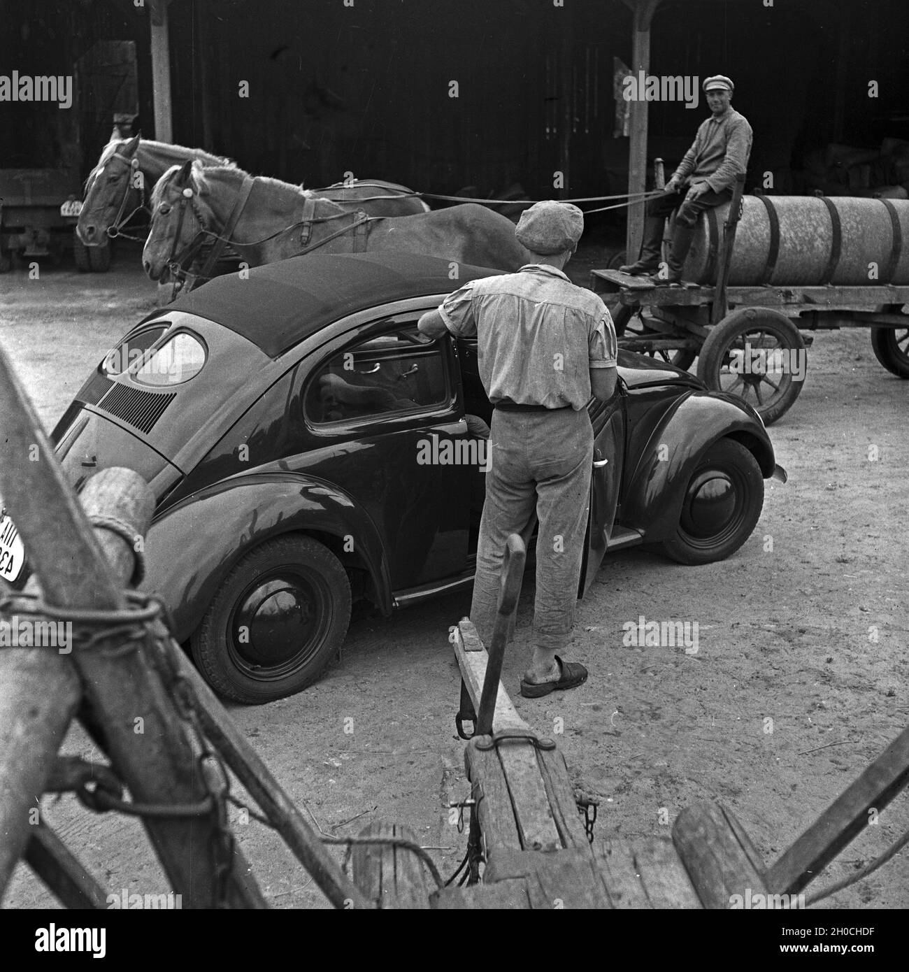 Unterwegs mit dem KdF-Wagen, dem Volkswagen Käfer, Deutschland 1930er ...
