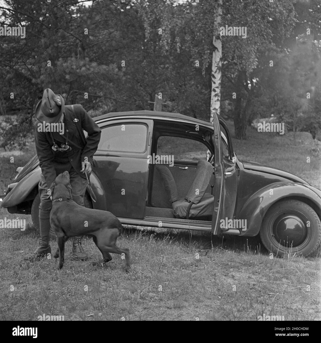 Unterwegs mit dem KdF-Wagen, dem Volkswagen Käfer, Deutschland 1930er ...