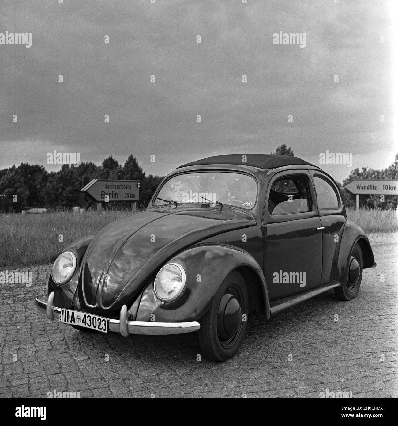 Unterwegs mit dem KdF-Wagen, dem Volkswagen Käfer, Deutschland 1930er ...