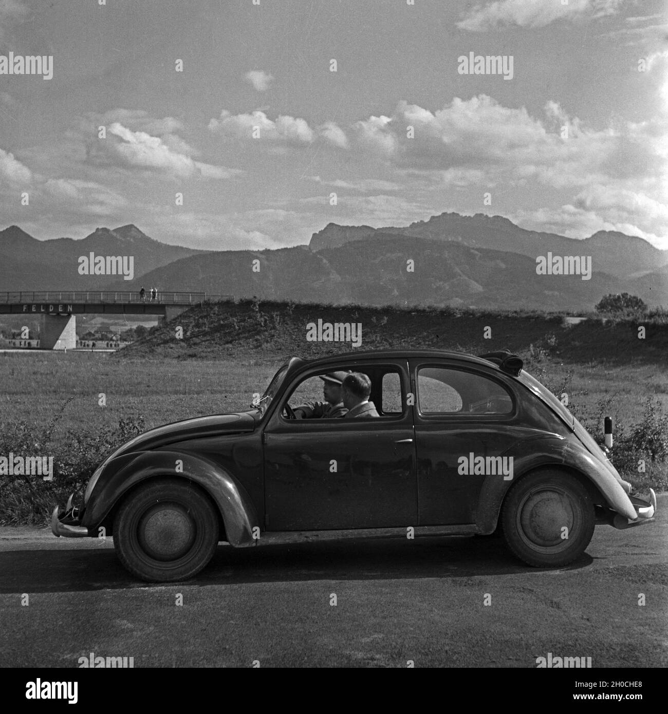 Unterwegs mit dem KdF-Wagen, dem Volkswagen Käfer, Deutschland 1930er ...