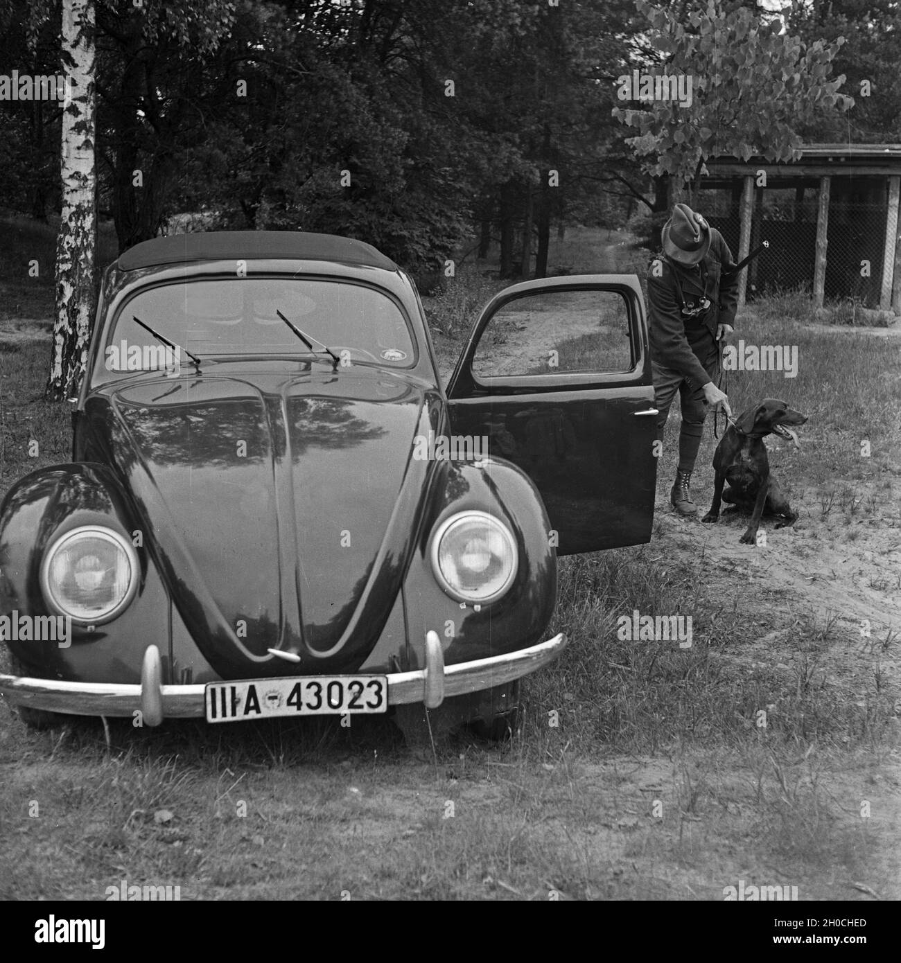 Unterwegs mit dem KdF-Wagen, dem Volkswagen Käfer, Deutschland 1930er ...