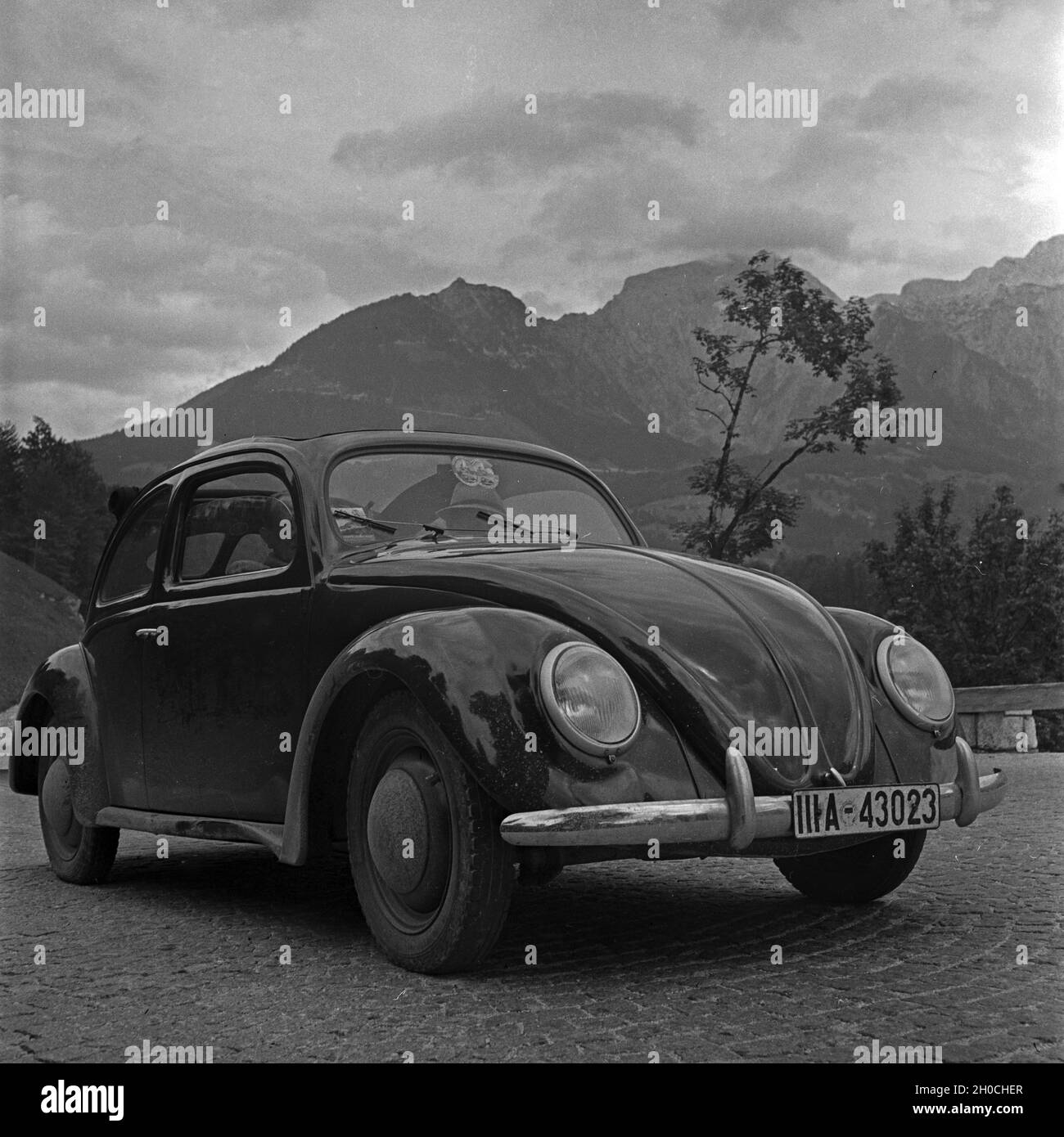 Unterwegs mit dem KdF-Wagen, dem Volkswagen Käfer, Deutschland 1930er ...