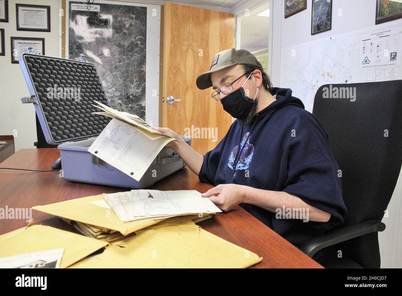 Old filing cabinet hi-res stock photography and images - Alamy