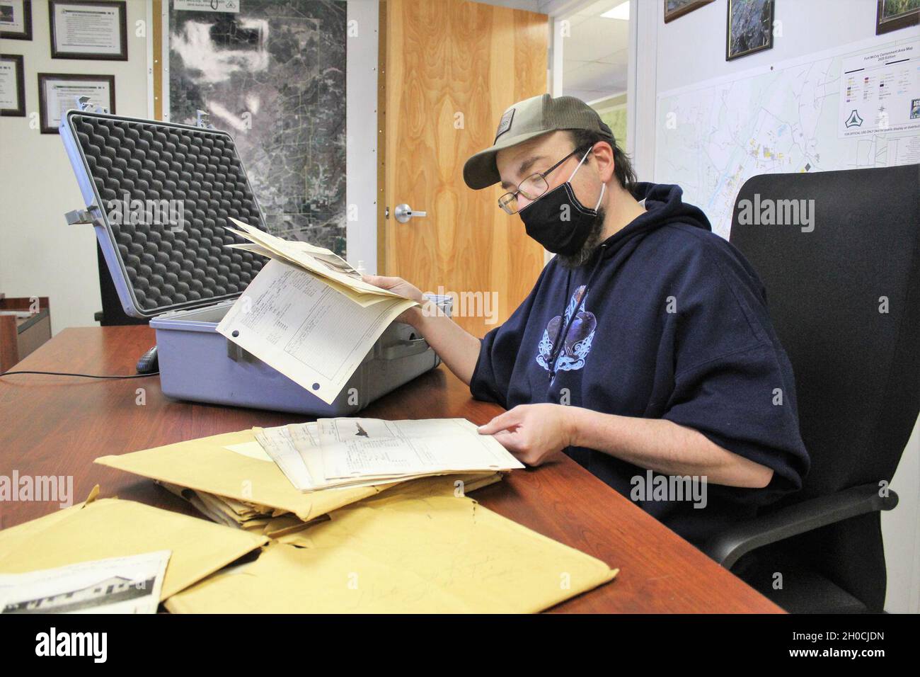 Old filing cabinet hi-res stock photography and images - Alamy