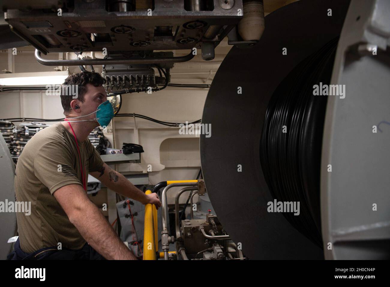 210124-N-QD512-2074 ATLANTIC OCEAN (Jan. 24, 2020) Sonar Technician ...