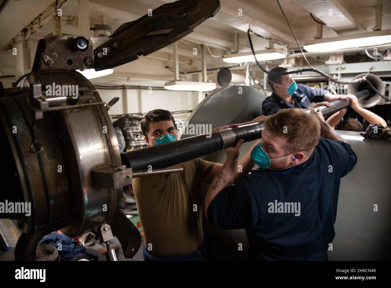 210124-N-QD512-2017 ATLANTIC OCEAN (Jan. 24, 2020) Sailors deploy a ...