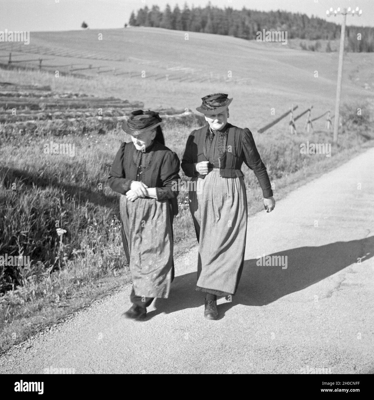 Frauen in Tracht im Schwarzwald, Deutschland 1930er Jahre. Women ...