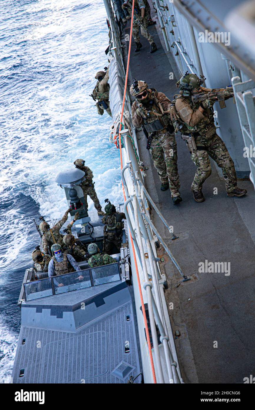 Naval special operations forces from the Greek Underwater Demolition ...