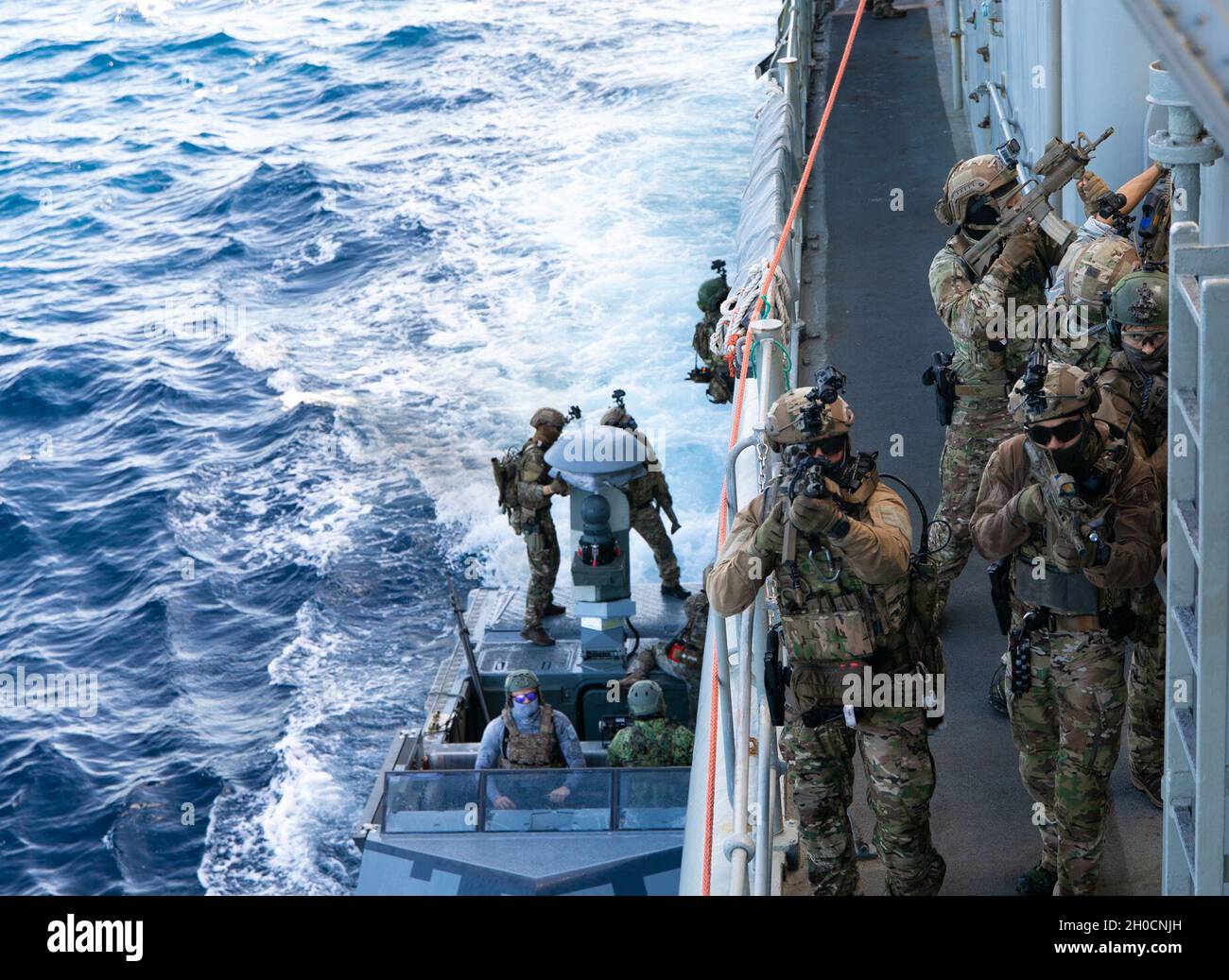 Naval special operations forces from the Greek Underwater Demolition ...
