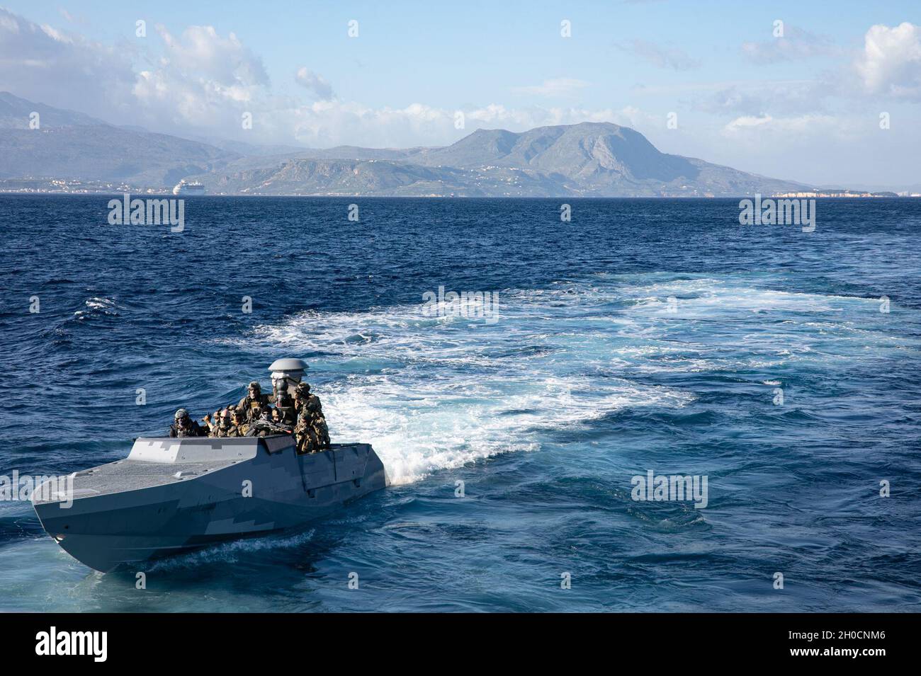 Naval special operations forces from the Greek Underwater Demolition ...