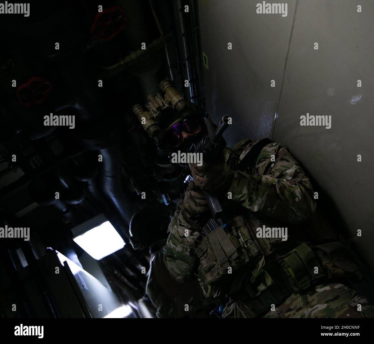 Naval special operations forces from the Greek Underwater Demolition ...