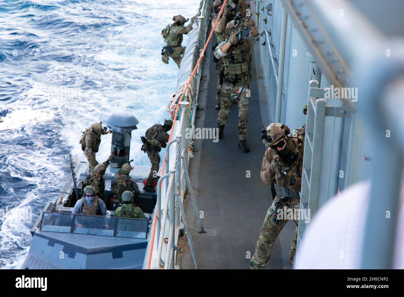 Naval special operations forces from the Greek Underwater Demolition ...