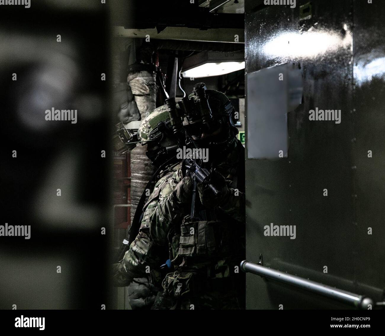 Naval special operations forces from the Greek Underwater Demolition ...