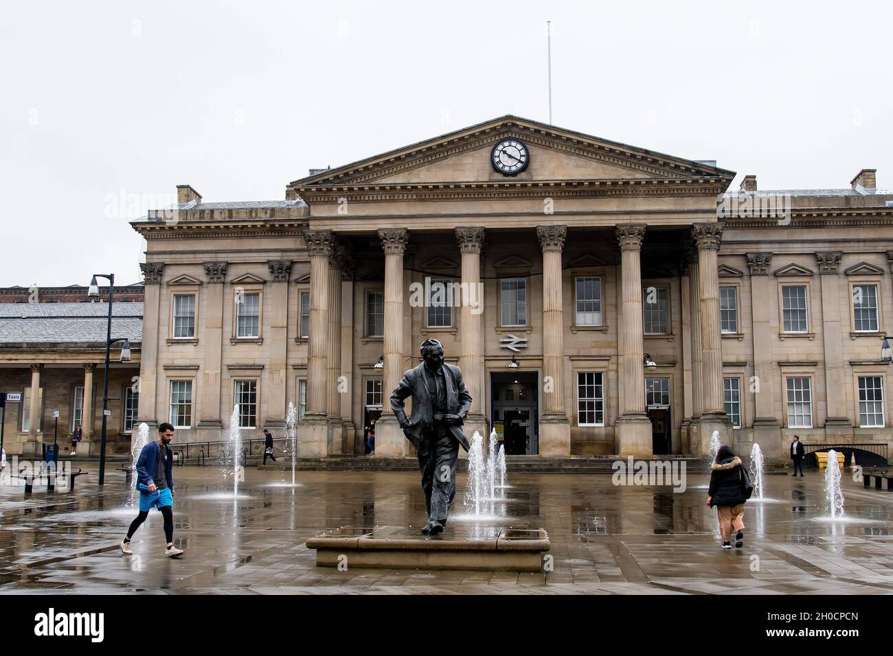 Huddersfield railway station and town centre hi-res stock photography ...