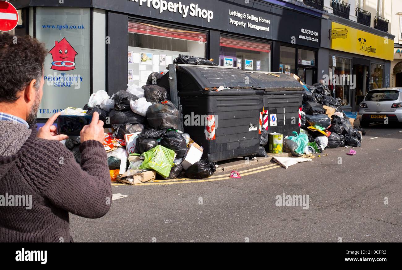 Binmen strike hi-res stock photography and images - Alamy