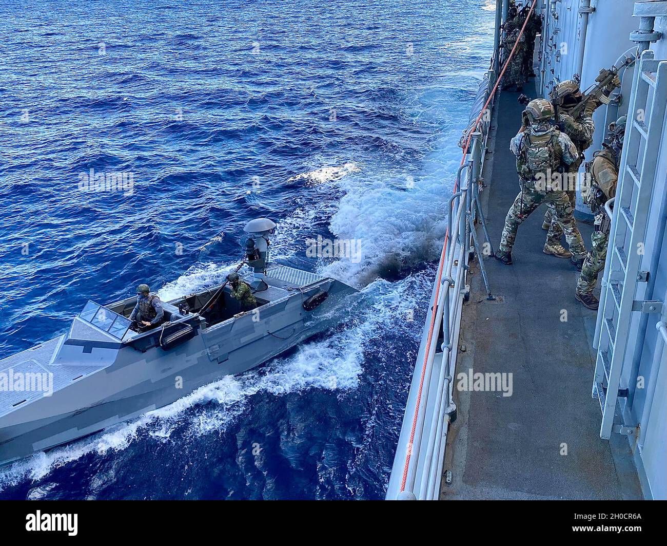 Naval special operations forces from the Greek Underwater Demolition ...