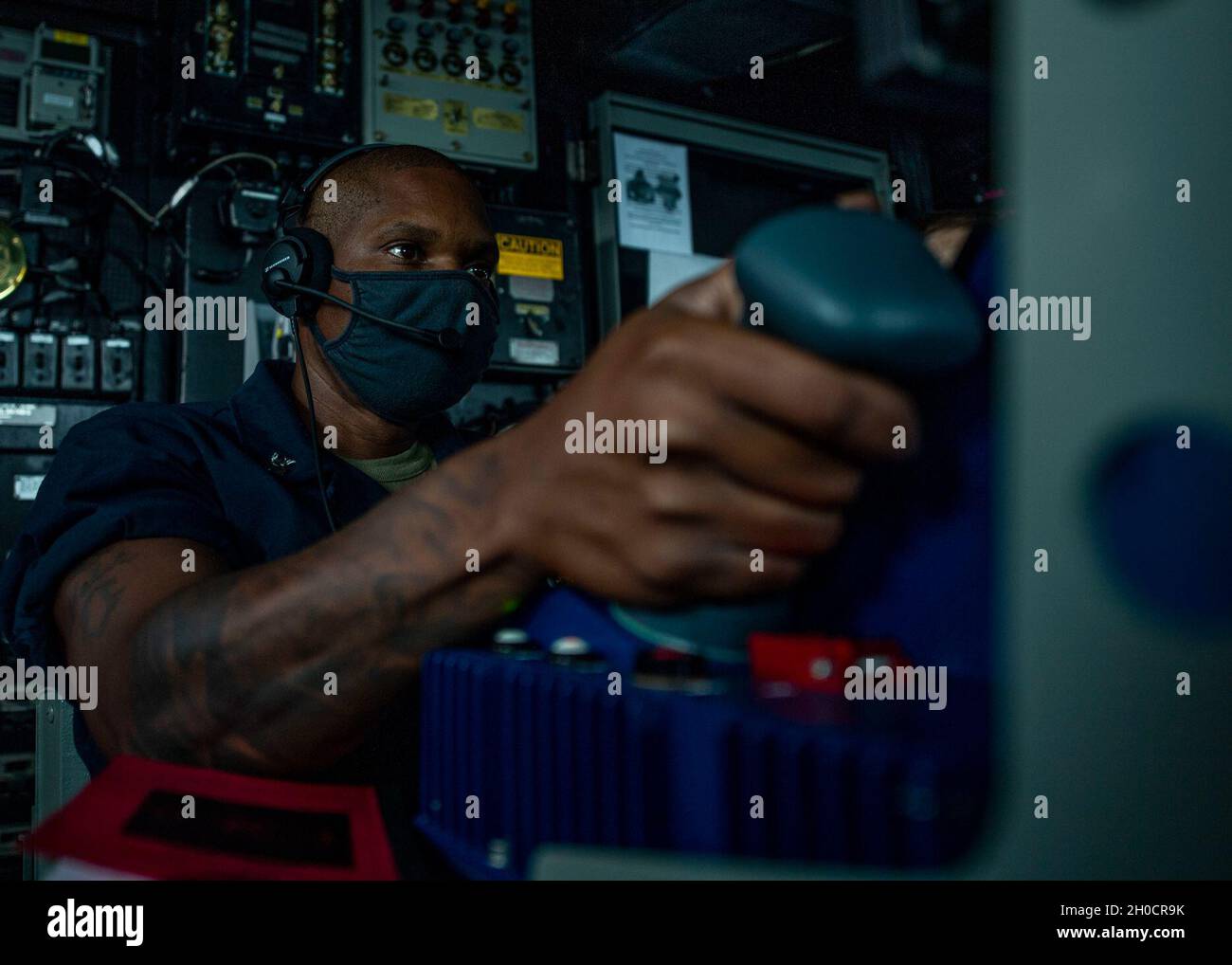 PACIFIC OCEAN (Jan. 25, 2021) U.S. Navy Gunner’s Mate 1st Class Omar ...