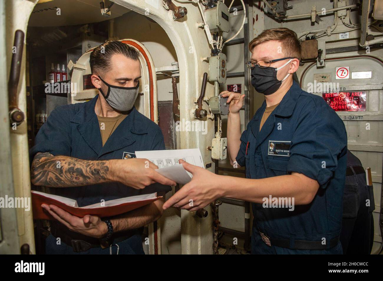 210126-N-RG587-1019 ATLANTIC OCEAN (Jan. 26, 2021) Logistics Specialist ...