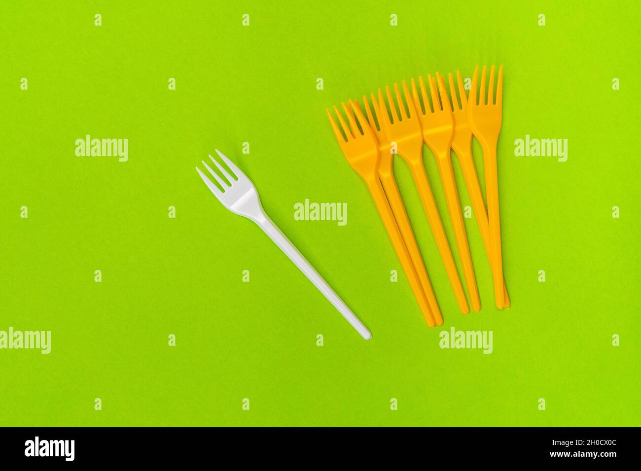 Set different disposable tableware hi-res stock photography and images ...