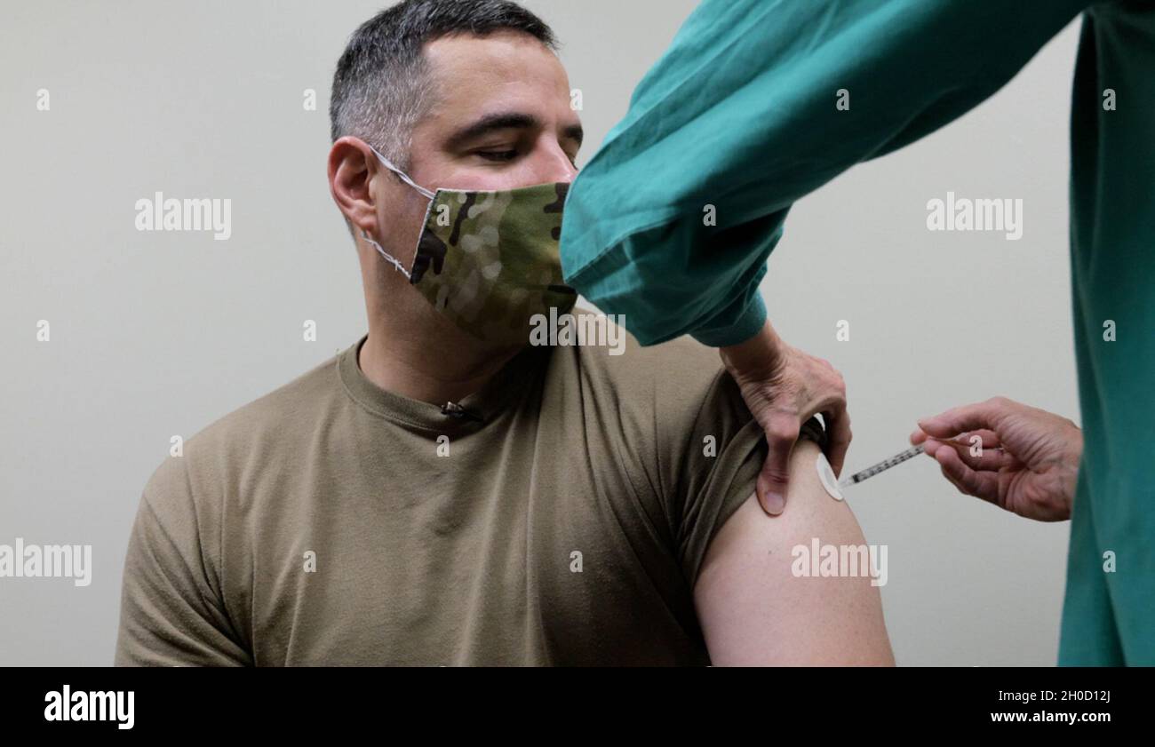 Lieutenant Colonel Mari Groebner, a COVID-19 vaccine clinic nurse ...