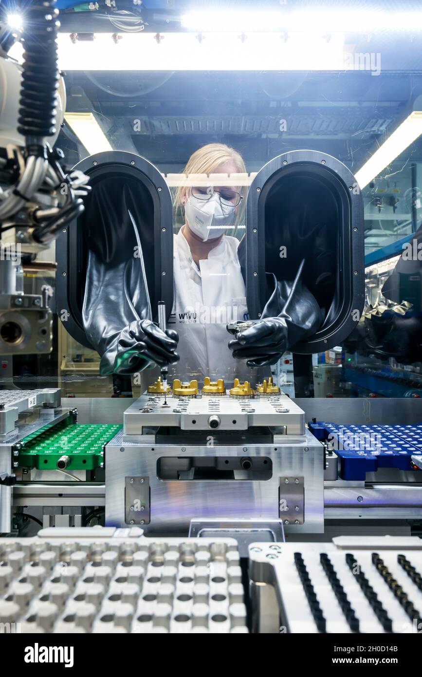 Lithium ion battery manufacturing hi-res stock photography and images ...
