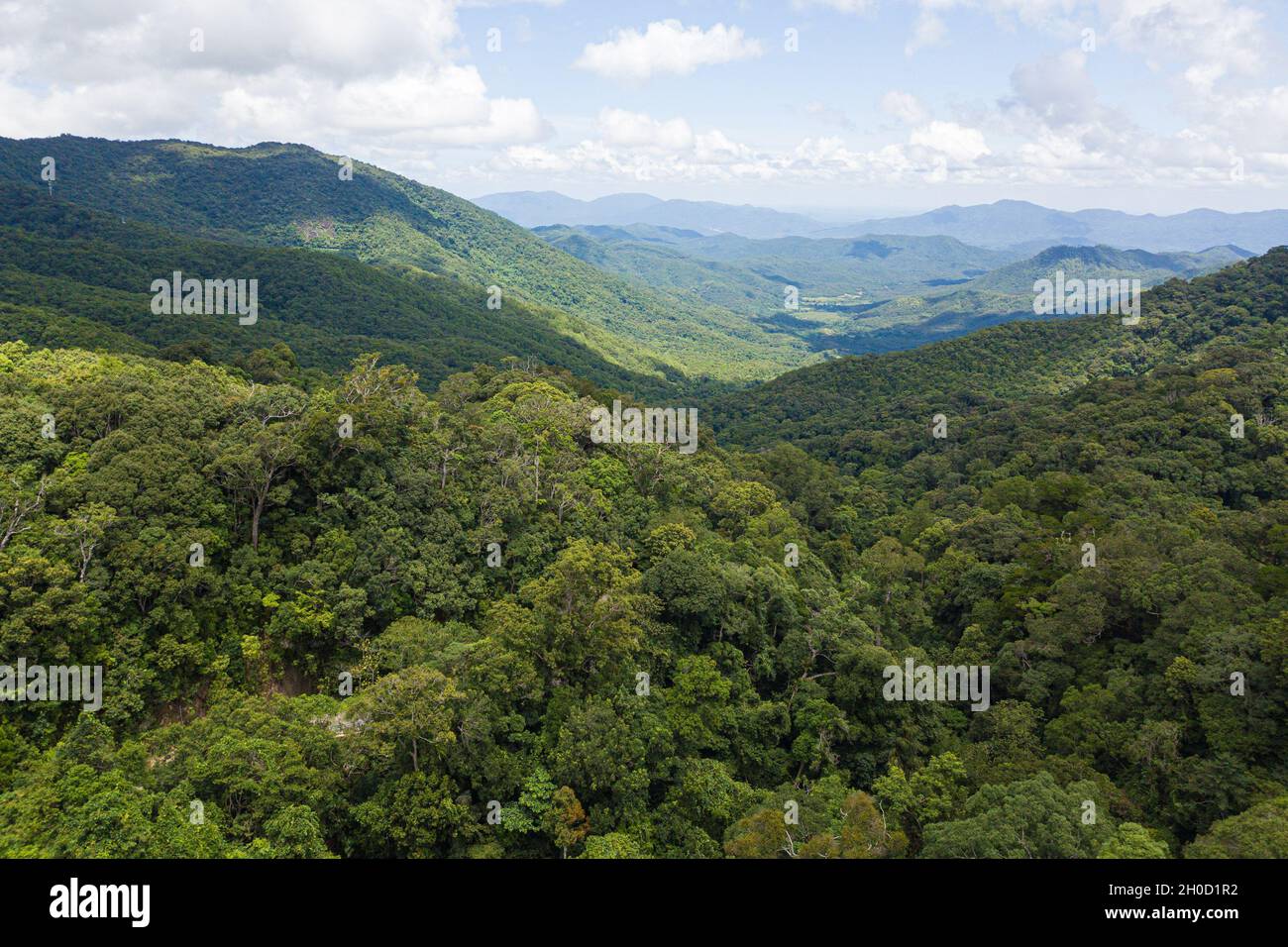 (211012) -- HAIKOU, Oct. 12, 2021 (Xinhua) -- Aerial photo taken on ...