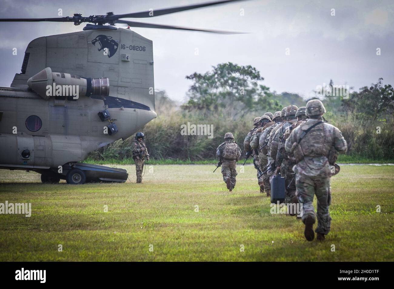 Soldiers from 1st Platoon, Copperhead Battery, 3rd Battalion, 7th Field ...