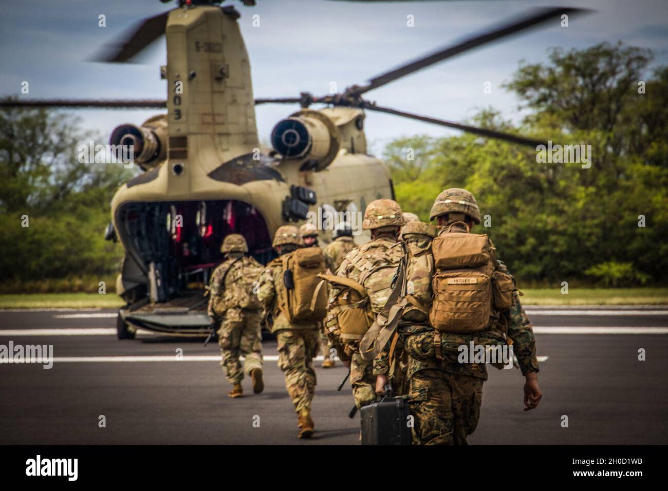 Soldiers from 1st Platoon, Copperhead Battery, 3rd Battalion, 7th Field ...