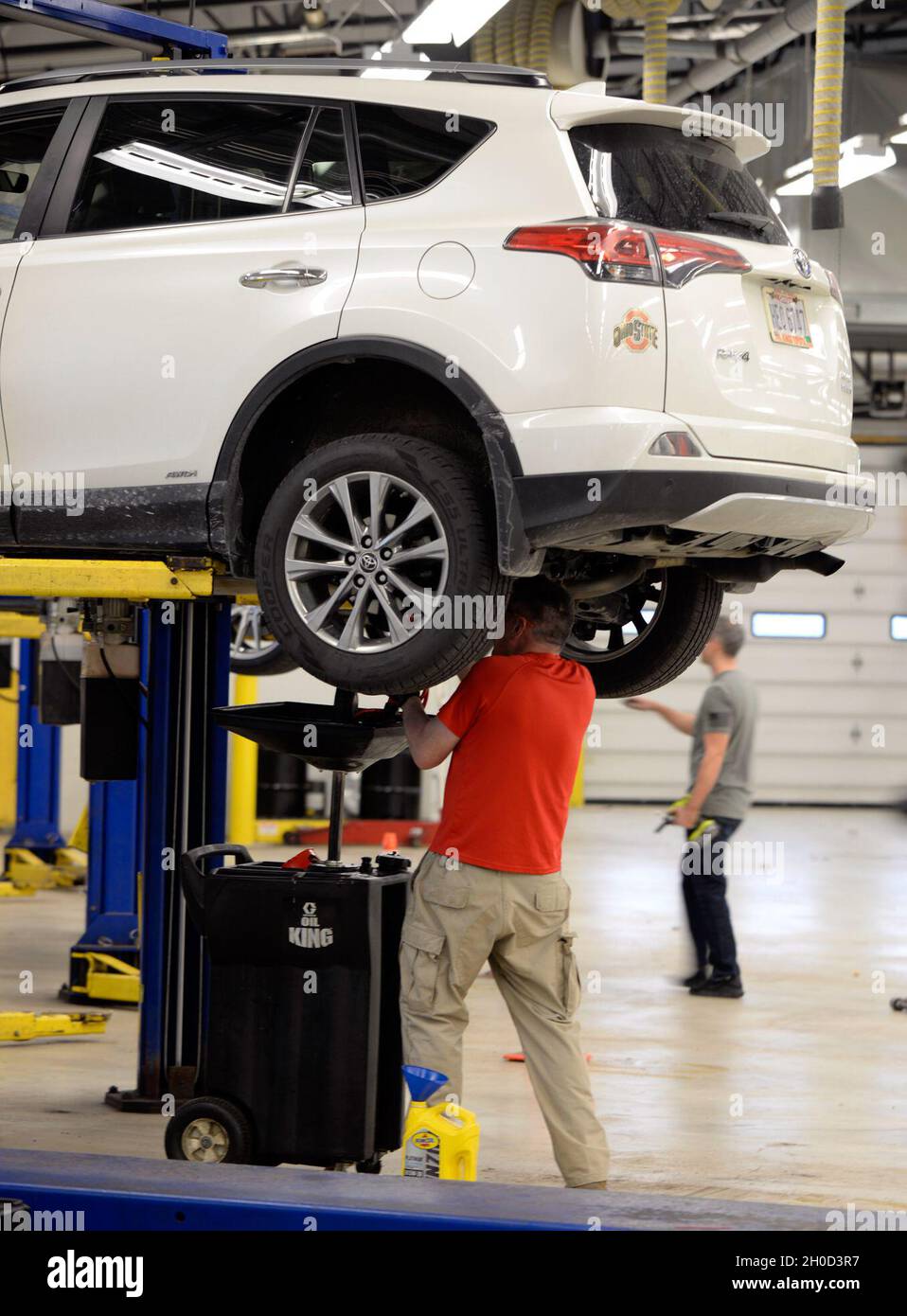 U.S. Army veterans Jeff Fichter, left, and Donald Wiggins work on their ...