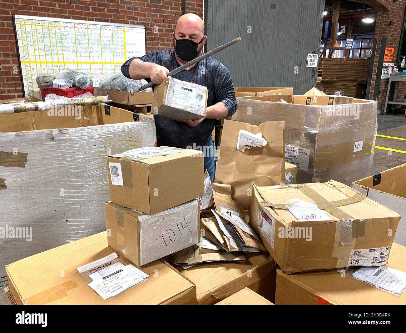 Opens boxes hi-res stock photography and images - Alamy