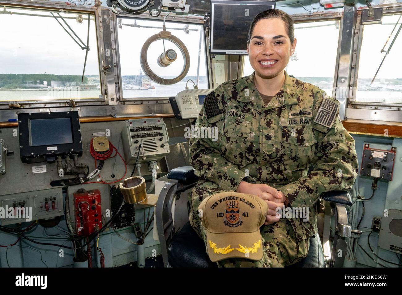Uss whidbey island lsd 41 hi-res stock photography and images - Alamy