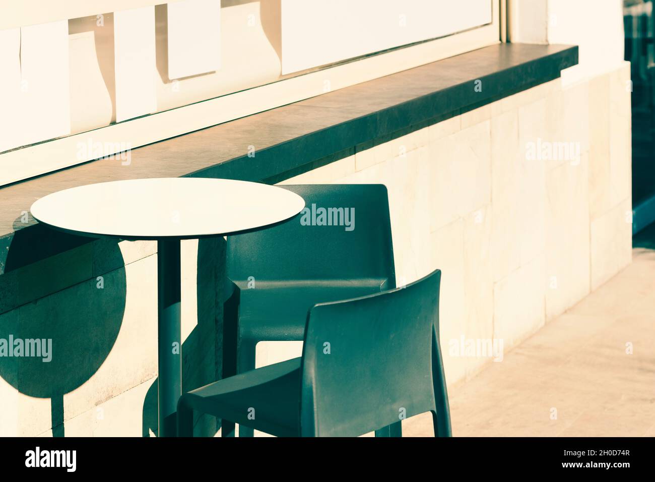 Bar with customers hi-res stock photography and images - Alamy