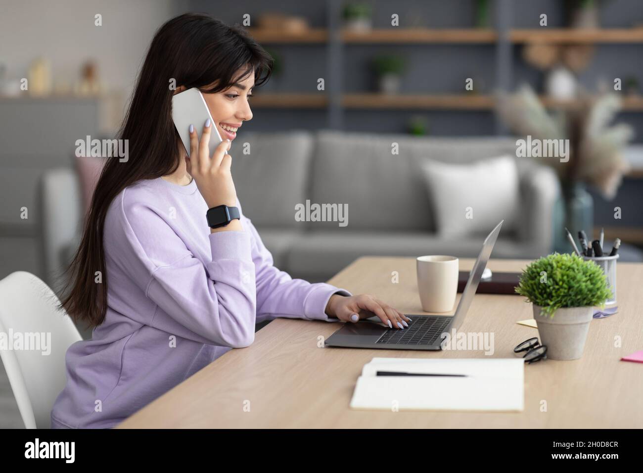 Side view young woman speaking hi-res stock photography and images - Alamy