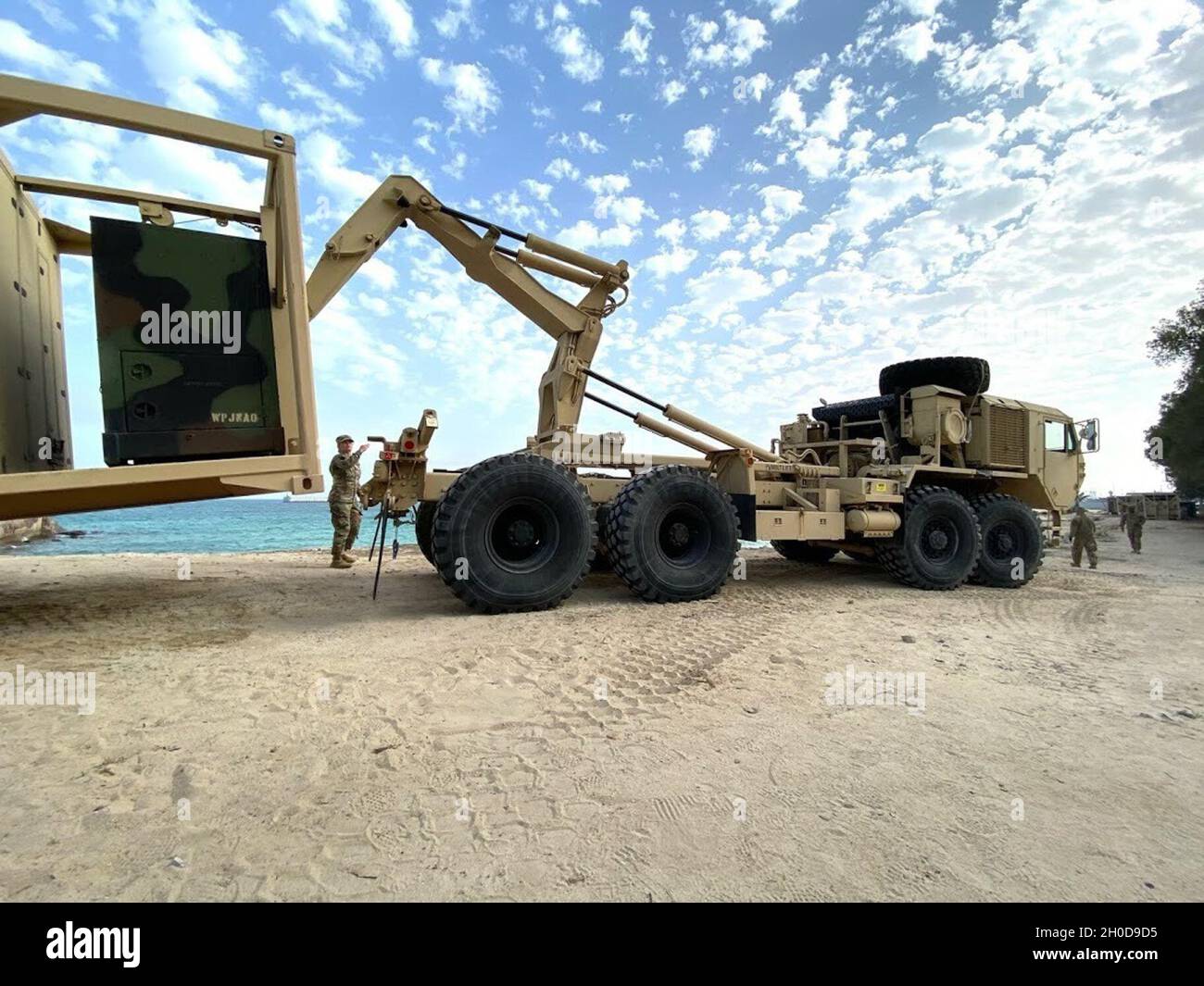 U.S. Soldiers with Alpha Company, 628th Aviation Support Battalion ...