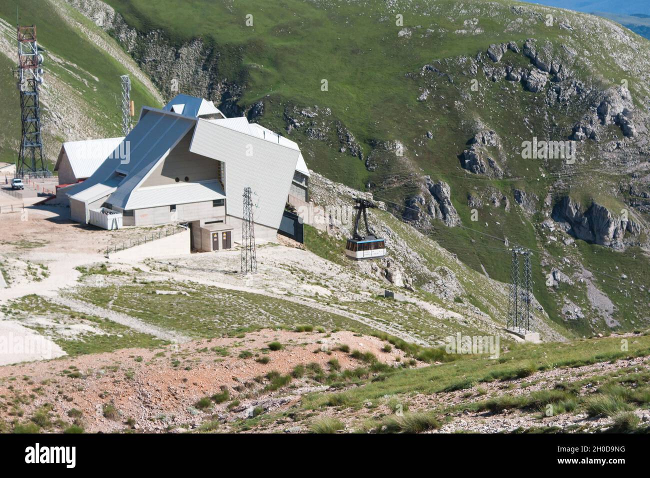 Funivia del gran sasso ditalia hi-res stock photography and images - Alamy