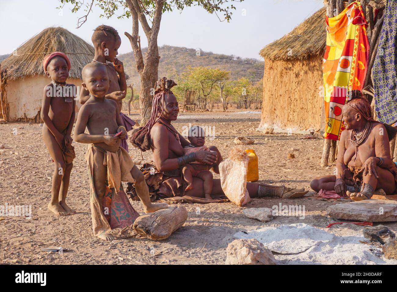 Villaggio himba hi-res stock photography and images - Alamy