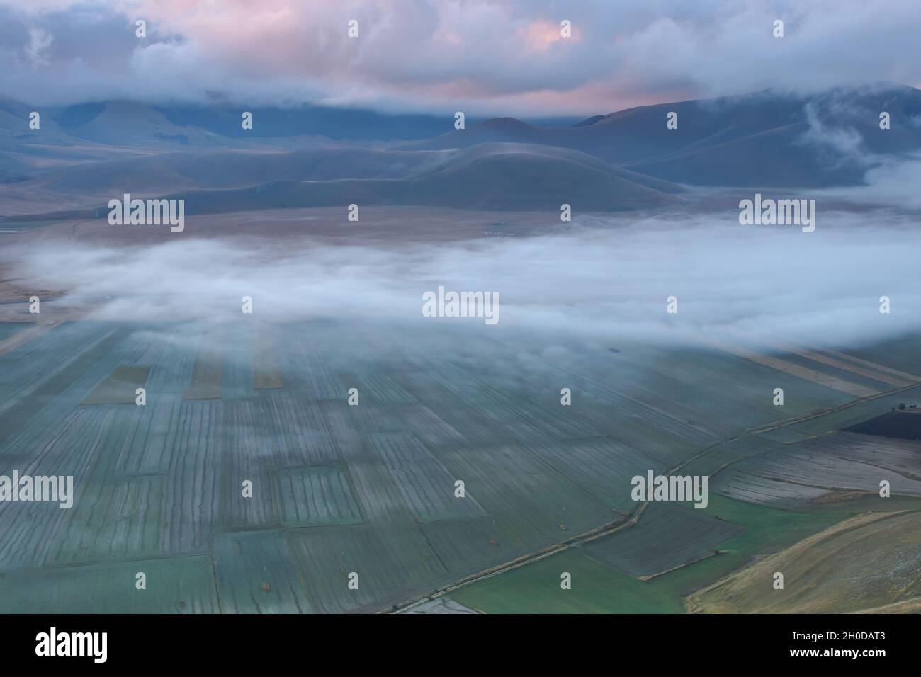 Nebbia sul pian grande hi-res stock photography and images - Alamy