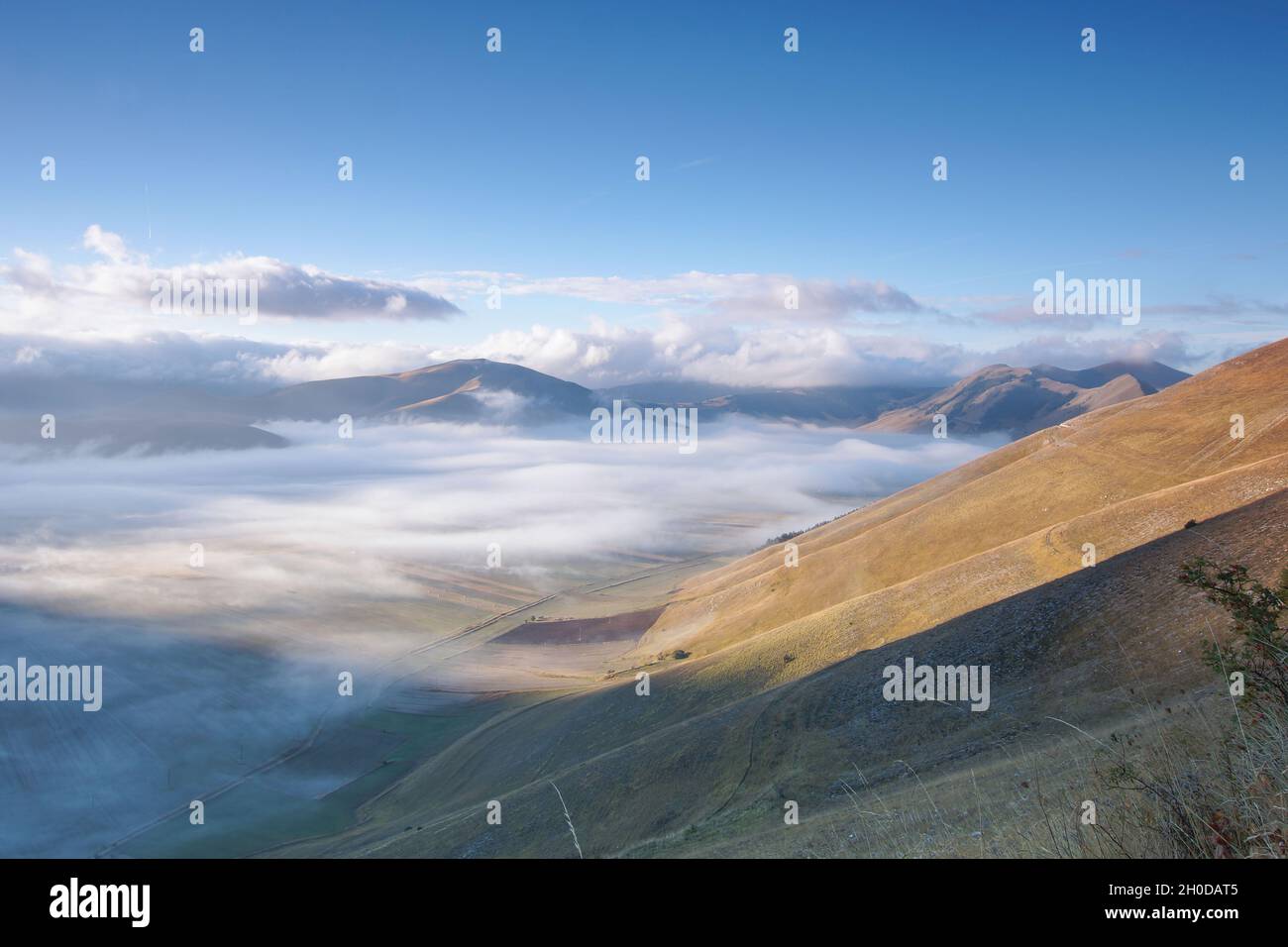 Nebbia sul pian grande hi-res stock photography and images - Alamy