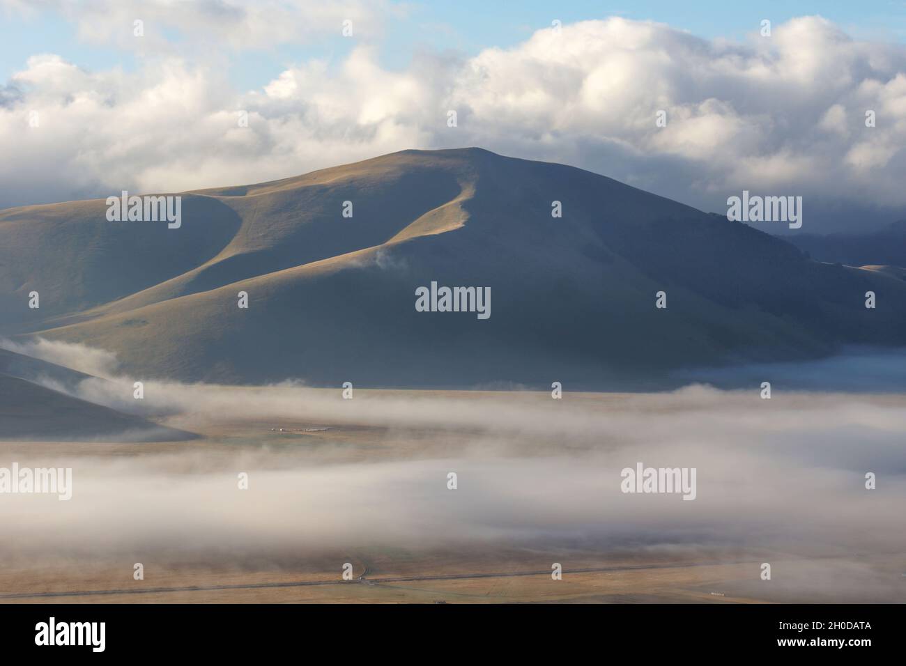 Nebbia sul pian grande hi-res stock photography and images - Alamy