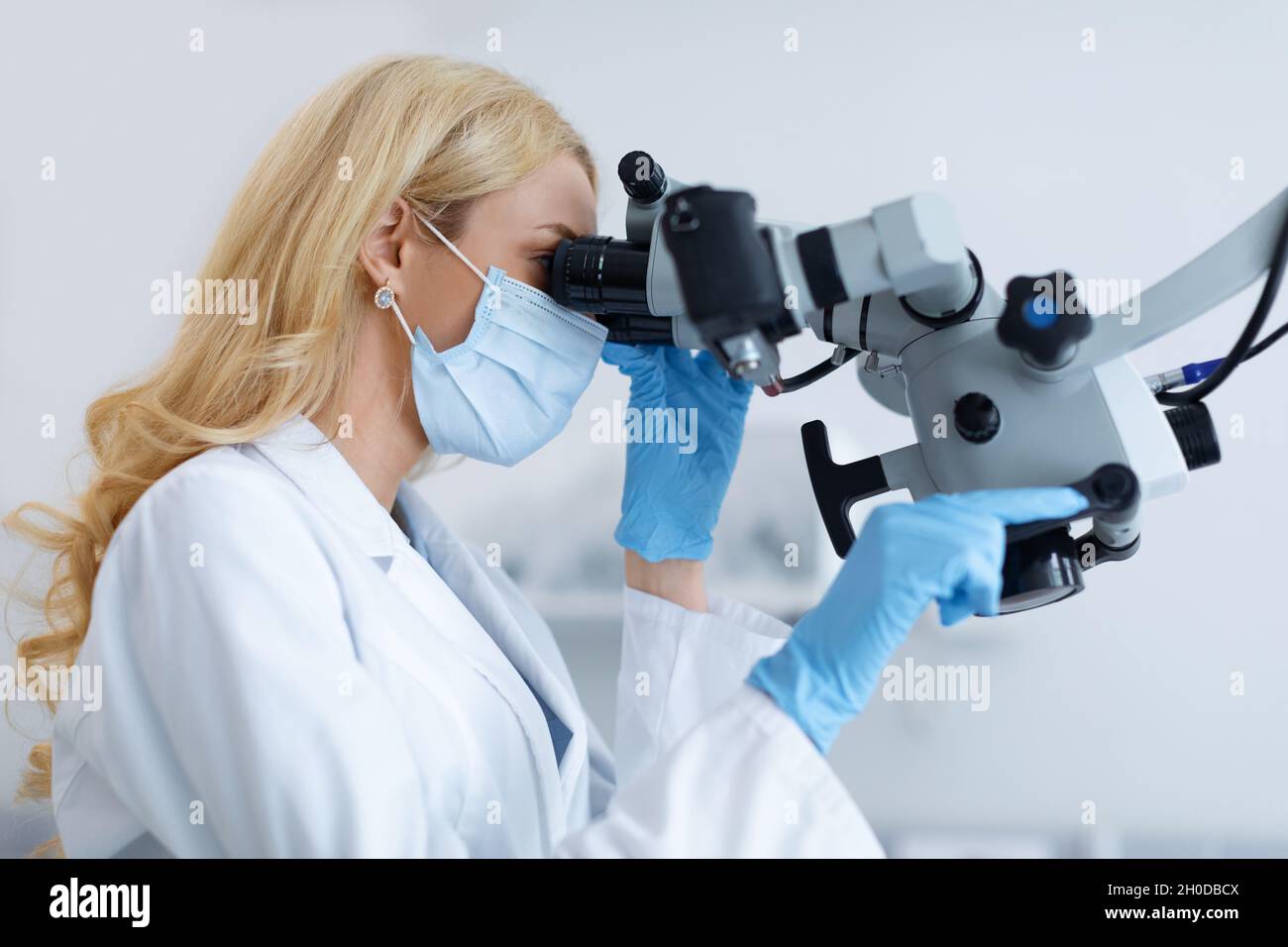 Microscope machine hi-res stock photography and images - Alamy