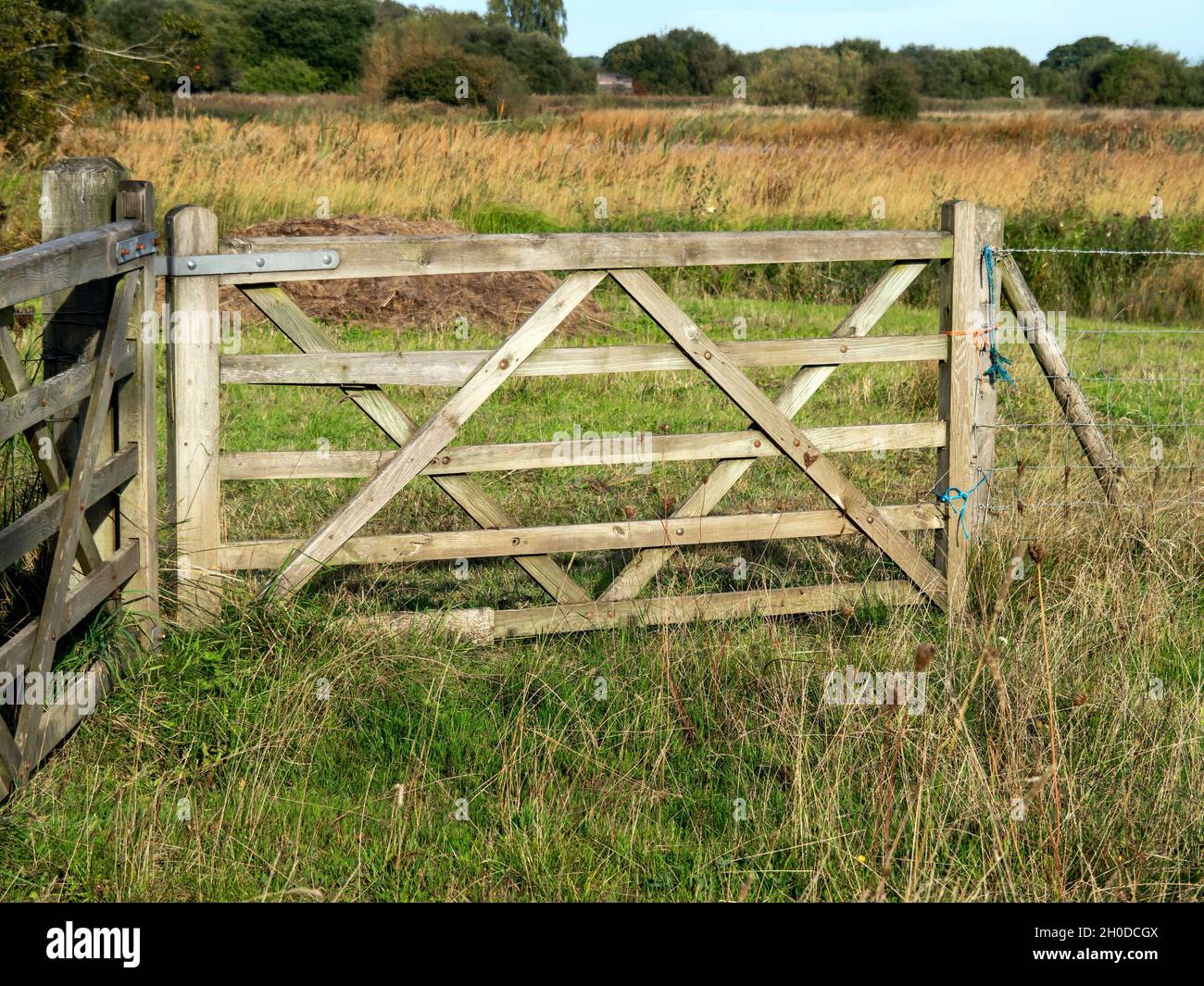Rural farm gate hi-res stock photography and images - Alamy