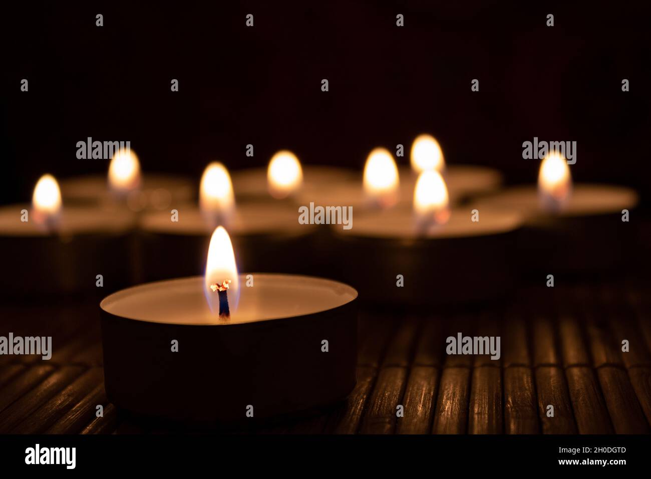 Candles fire light background hi-res stock photography and images - Alamy