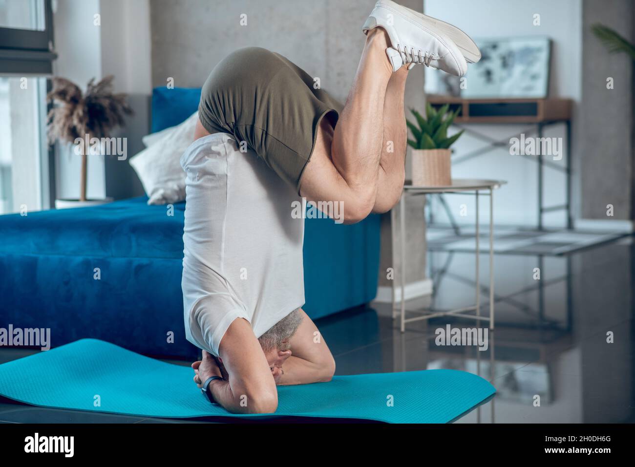 Man doing a handstand hi-res stock photography and images - Alamy