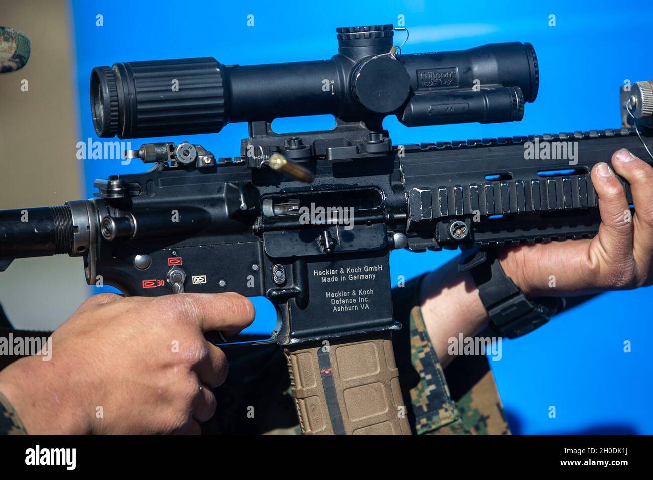 Automatic rifle instruction hi-res stock photography and images - Alamy