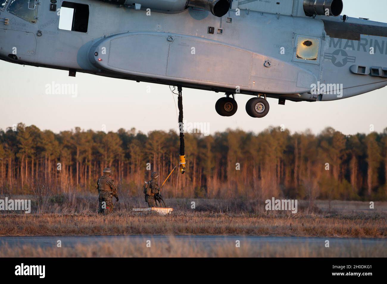 A CH-53K "King Stallion" conducts an external lift of a 4,000 pound ...